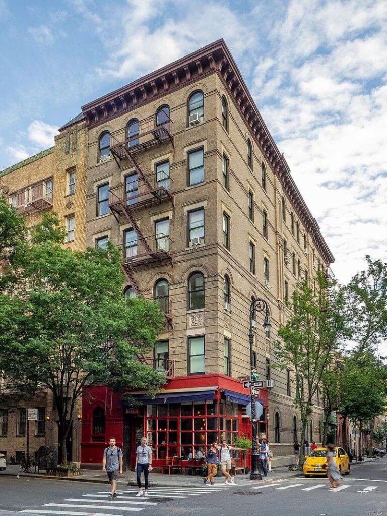 7 Beloved Sitcom Houses With Unconventional Layouts