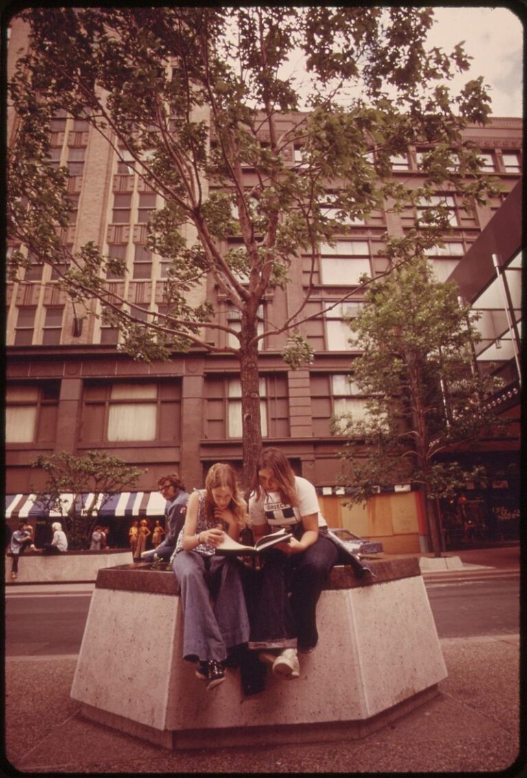 A Look Back At Teenage Culture In The 1970s Through 20 Photos