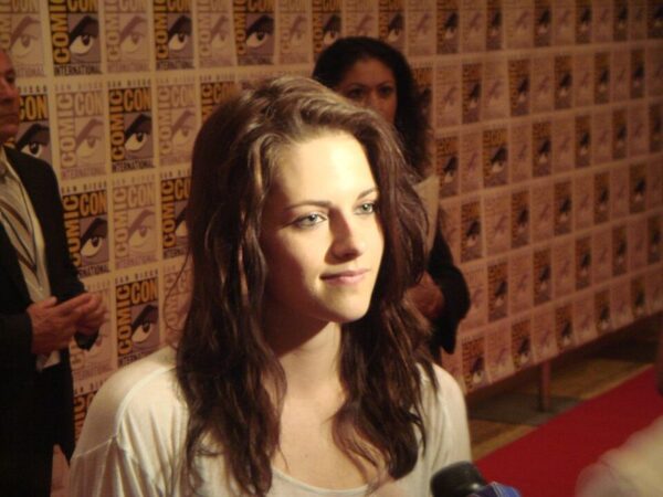 Narrative Moments That Supported Bella's Choice Of Edward In 'Twilight'